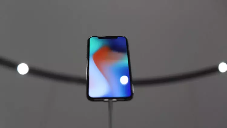 Kedu ihe ga-abụ azịza ekwentị nke iPhone x site na Huawei? (+ Foto) 10104_1