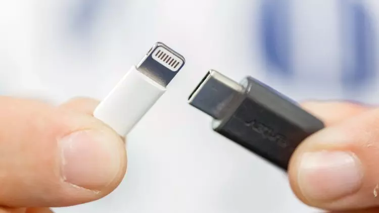 Hoekom dink smartphone vervaardigers haas om USB-C aan te pas? 10116_1