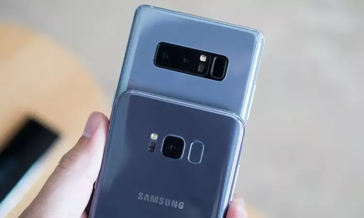 Galaxy Note 8 සඳහා අධෛර්යයට පත් කිරීම හෝ ගැලැක්සි එස් 8 + මිලදී ගැනීම වටී ද? 10170_1