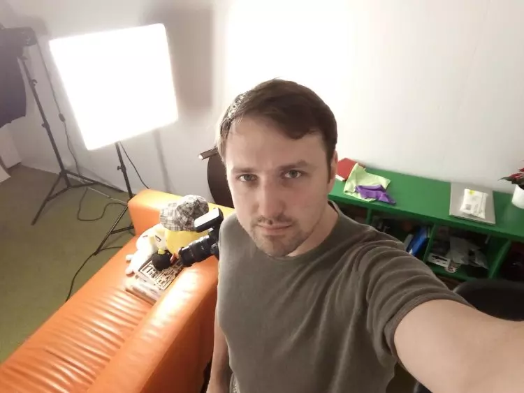 Revisão de vídeo: BQ Strike Selfie Max - Selfiephone para 10 000 rublos 10191_8