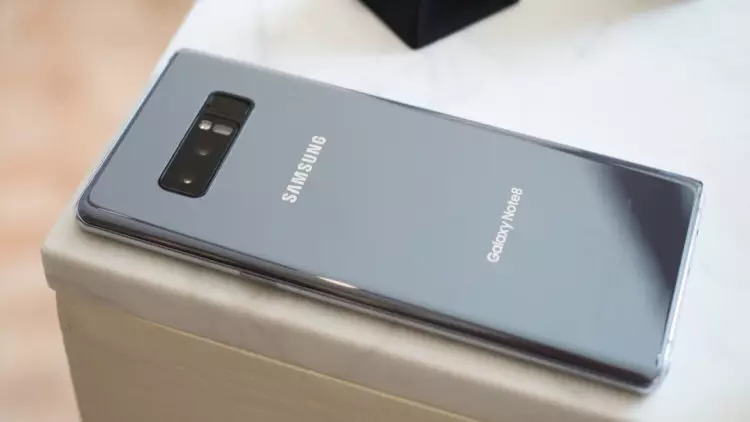 Samsung kapituluak bateria Galaxian 8. oharrean bateria murrizteko arrazoiengatik hitz egin zuen 10222_1