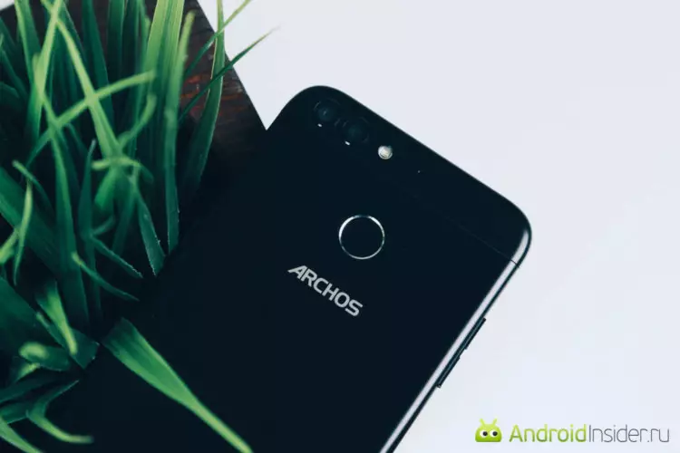 Ringkesan Archos Sense 55dc: Sapa sing ujar manawa kamera dobel mung kanggo kapal penggedhe? 10236_1