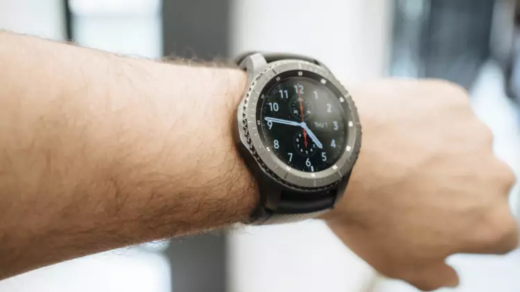 W Rosji chcą narzucić inteligentny zegarek z dodatkowymi opłatami 10501_1