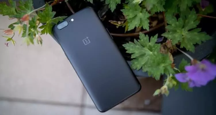 «OnePlus 5, тьху на тебе!»: Сумнівний флагман з високою ціною 10756_1