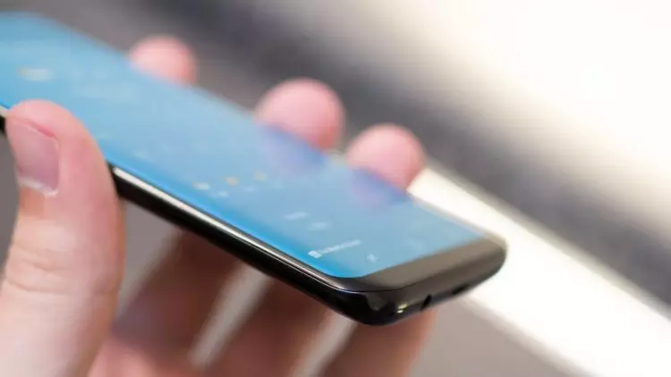 Làm thế nào để tạo các góc Galaxy S8 tròn trên bất kỳ điện thoại thông minh nào? 10903_1