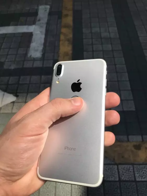 iPhone 8 može usvojiti glavnu nepovoljnost Samsung Galaxy S8 10971_4