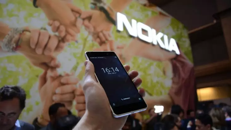 Ang opisyal nga presyo sa Nokia smartphones sa Russia nailhan 11105_1