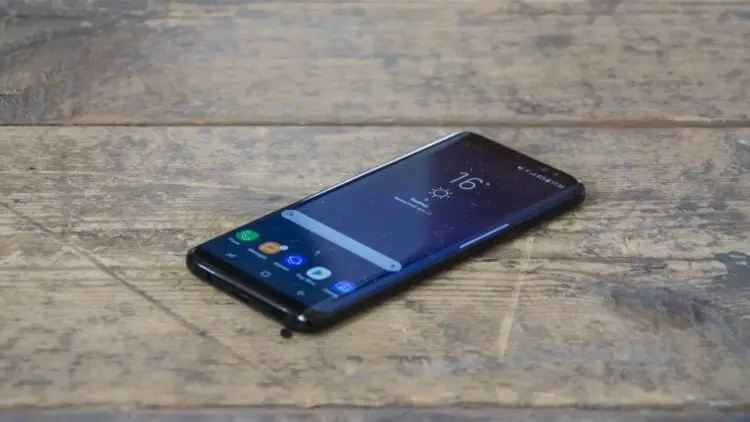 Unele Galaxy S8 reporniți independent 11137_1