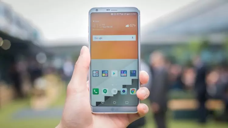 LG launches its first advertising G6 11417_1