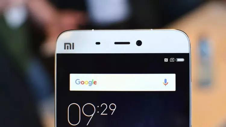 Chonacthas Xiaomi Mi 6 ar an ngrianghraf 