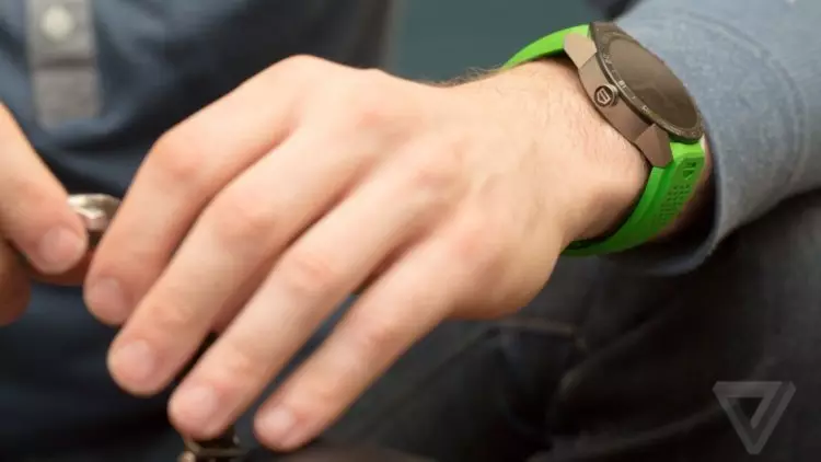 Čo bude Google odpovedať na keramické Apple Watch? 11657_2