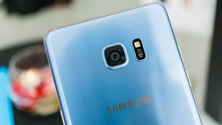 O le vaega mulimuli o Galaxy S8 na aliali mai i le lima-sene 11705_1