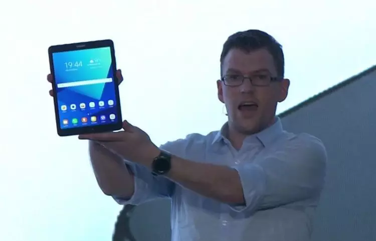 I-Samsung yazisa i-Galaxy Tab S3 kunye neNcwadi yeGalaxy