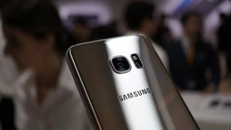 Η Samsung Galaxy S8 + έδειξε τον εαυτό του σε σημείο αναφοράς 11749_1