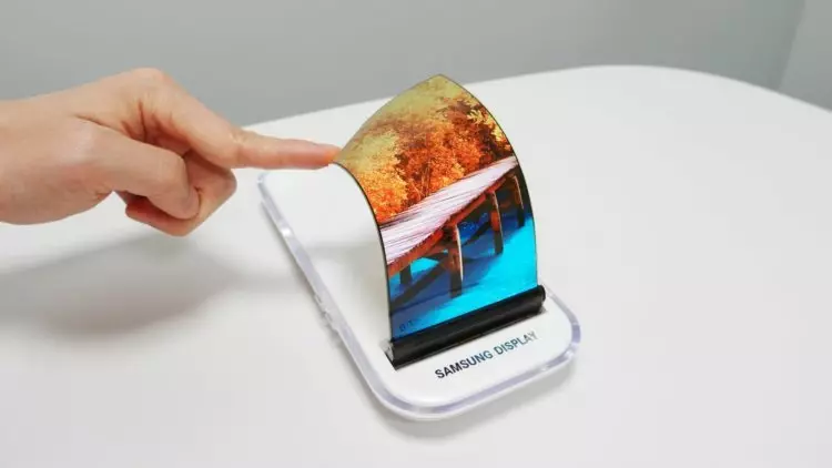 סאַמסונג פּאַטענץ Futuristic רייניקונג Smartphone מיט Flexible הצג 12159_1