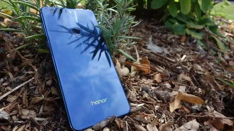 HONOR 8.