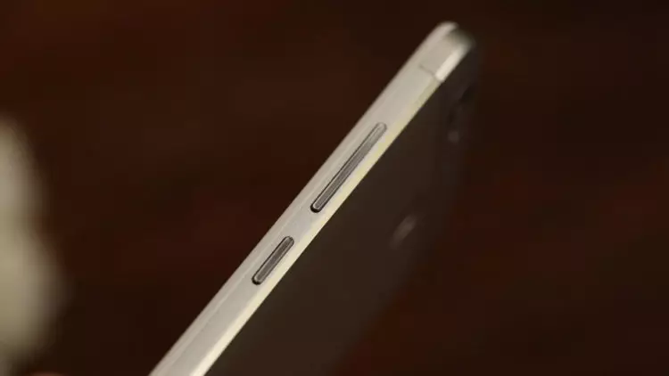 Huawei Jwi 6 - yon konkiran desan Xiaomi REDMI 3 12687_1