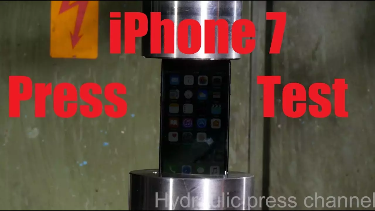 Maksimum wille: Hydraulic Press ferneatiget iPhone 7 12972_2