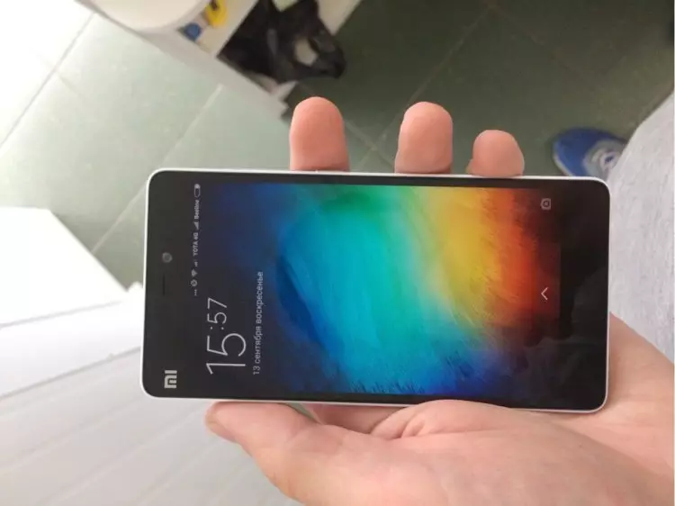 چینی Xiaomi کے خلاف روسی ہائی اسکرین: لڑائی! 13200_3