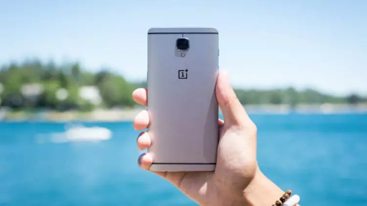 What is the feature of OPTIC AMOLED-DISPLAY ONEPLUS 3? 13663_2