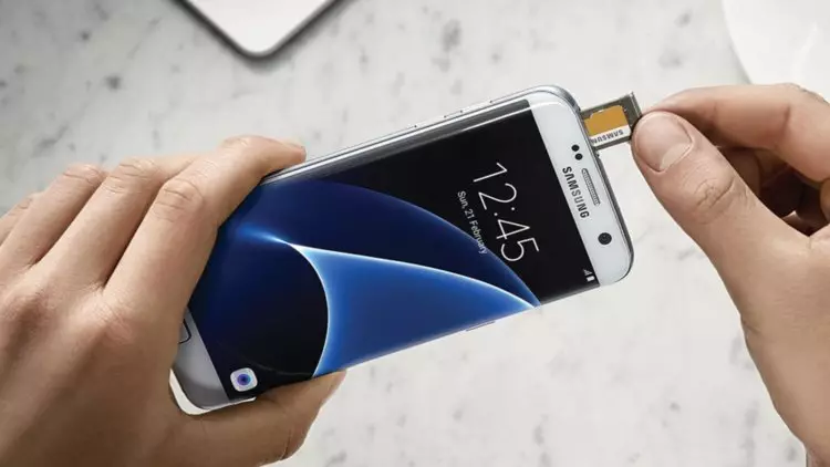 Samsung кӯшиш кард, ки ба талафот шарҳ диҳад ва MicroSD-ро баргардонад 14386_1