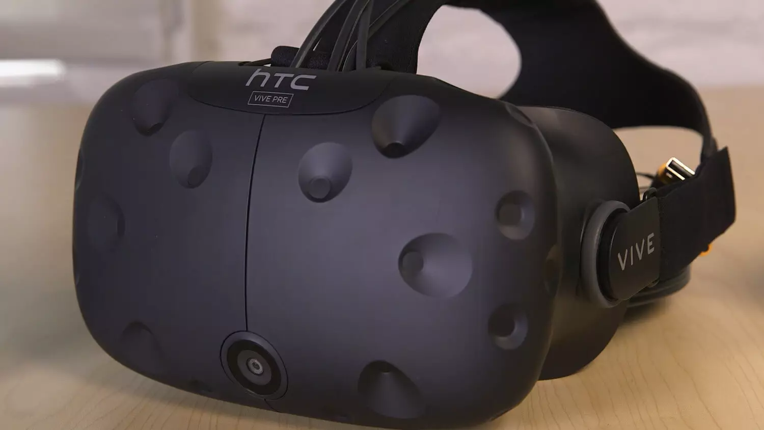 HTC vive కోసం వేచి ఉన్నప్పుడు?