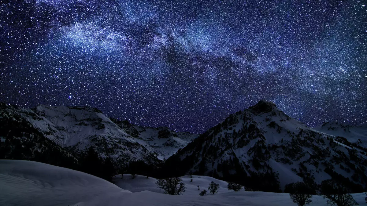 Cielo estrellado sobre las montañas de invierno