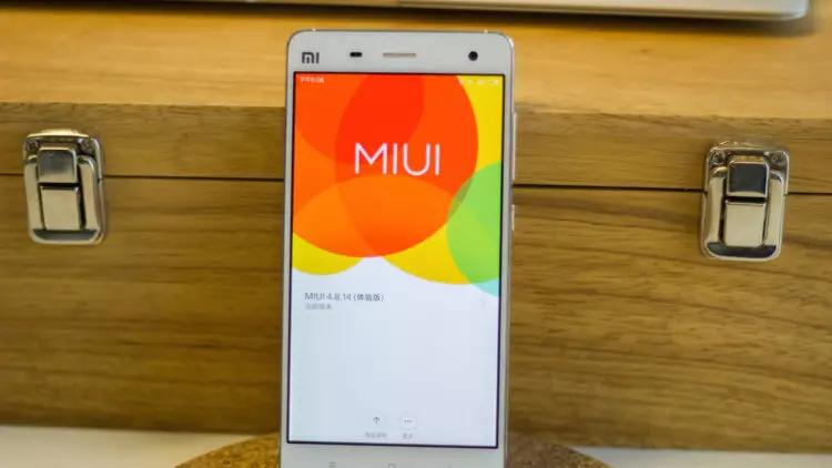 Ukuhunyushwa kwezinguqulo zombala Xiaomi Mi 5 kulapha 14779_1