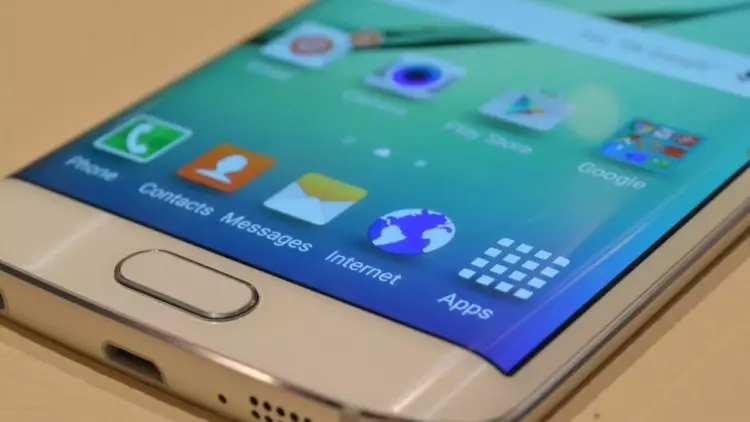 Galaxy S6 m'mphepete.