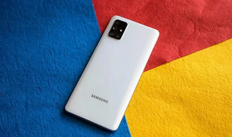 Samsung sa pripravuje na uvoľnenie smartfónu s obrovskou batériou. Prečo je to zablokované