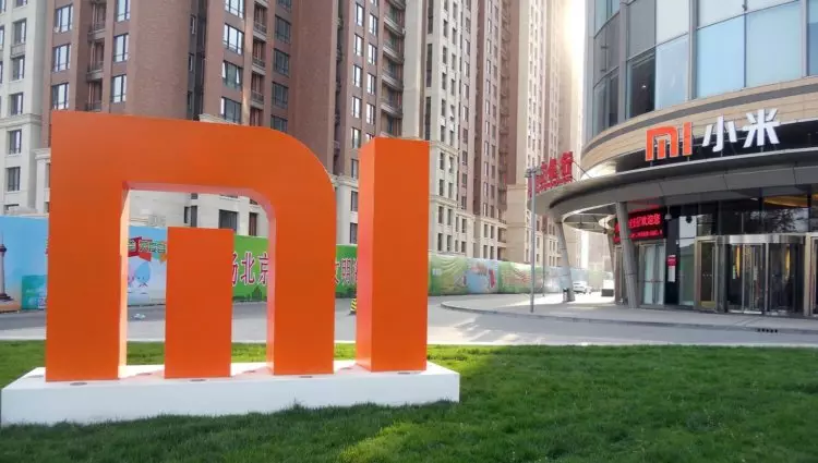 Logo Xiaomi eo akaikin'ny birao