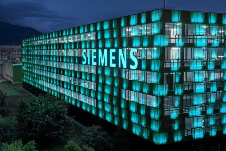 Siemens Mobile divizi, agar 2015 yildagi IFA-dagi smartfonini ko'rsatadi