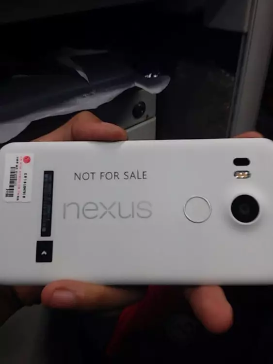 Nexus 5（2015）的第一個“生活”照片，以及與其他智能手機的尺寸的比較 15873_2