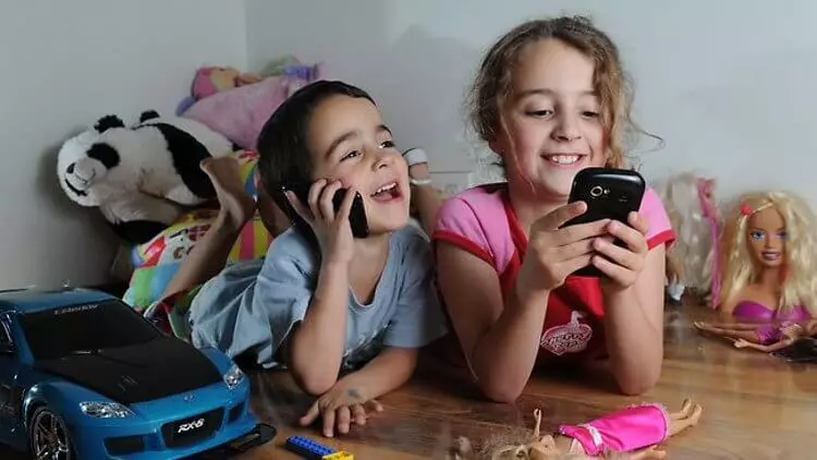 Barn med telefoner
