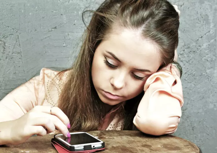 MOBILE TELEFON İLƏ SAD GIRL