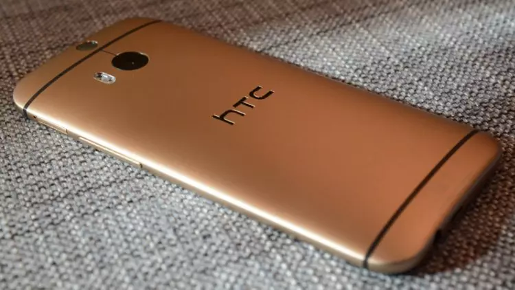 HTC един m8.