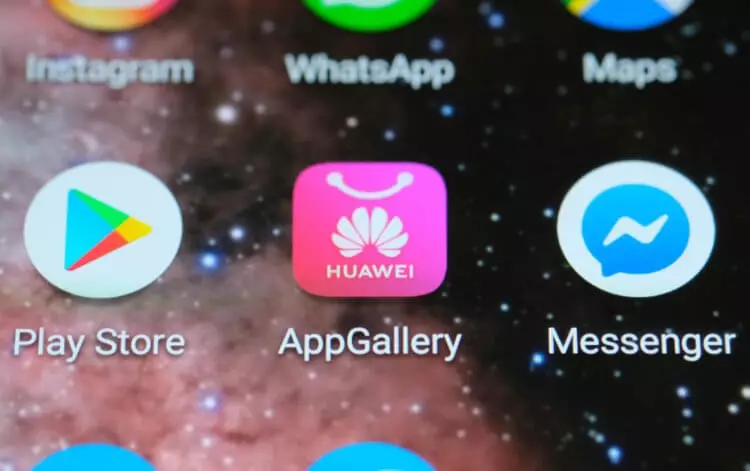 Faʻafefea ona tuʻufaʻatasia talosaga i Huawei Smartphone e aunoa ma Google Play 1834_1