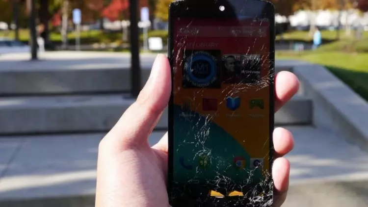 Broken Nexus 5.