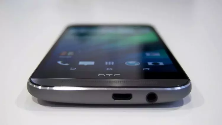 HTC ONE M8.