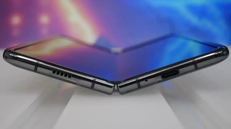 I-Samsung yavula ngengozi intengo ye-Galaxy Z Fold 2. Qagela?