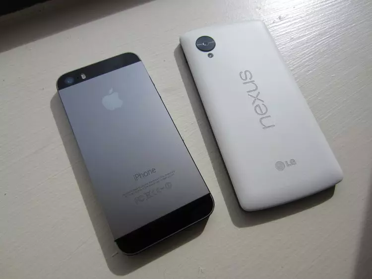 Nexus 5 və iPhone 5S