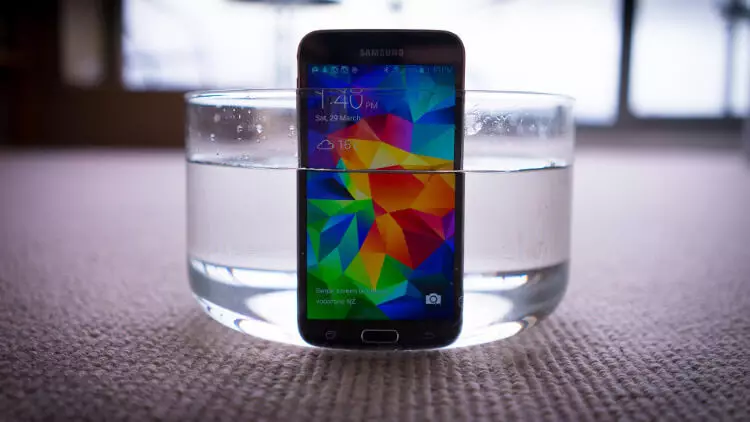 Galaxy S5 en un vaso de agua.