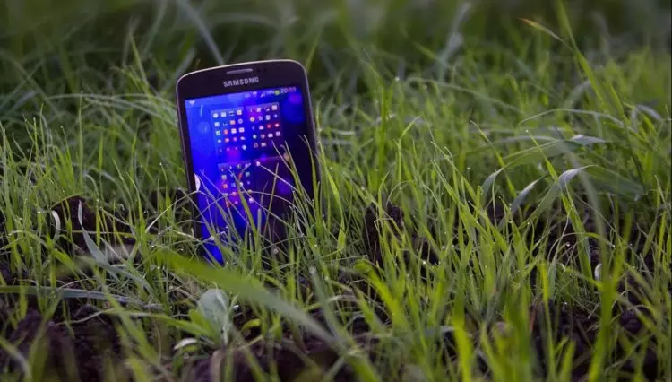 智能手機在草叢中
