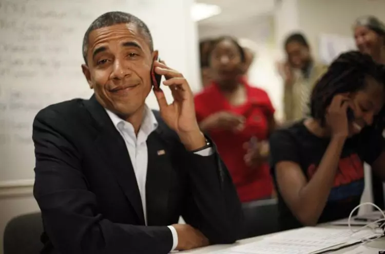 Obama dengan telefon pintar