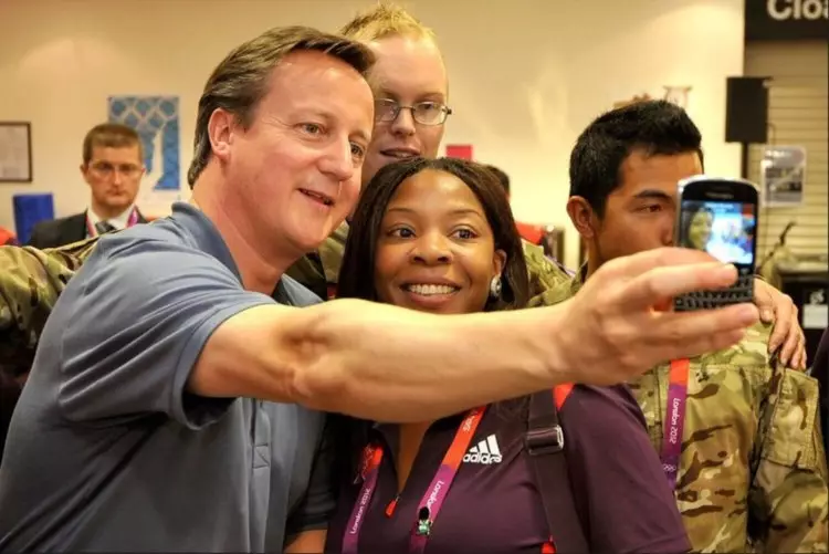 David Cameron dengan Blackberry