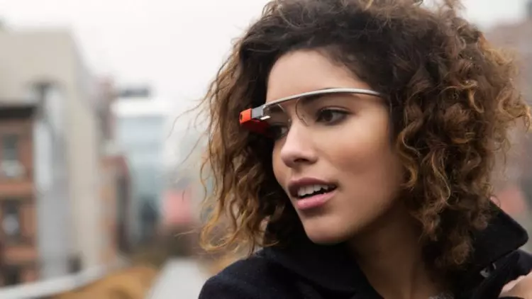 دختر در Google Glass