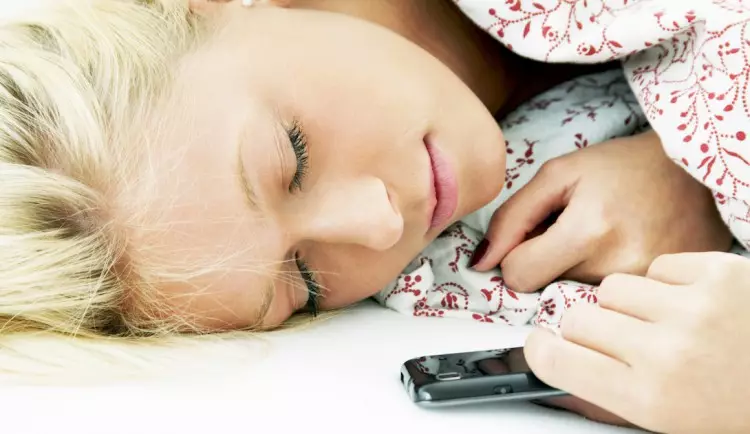 Tidur dengan telefon