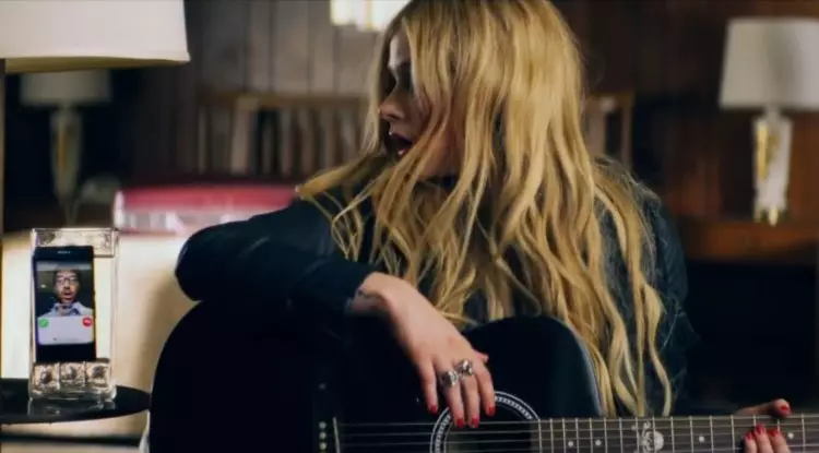 Malseka Sony Xperia en la Klipo Avril Lavigne