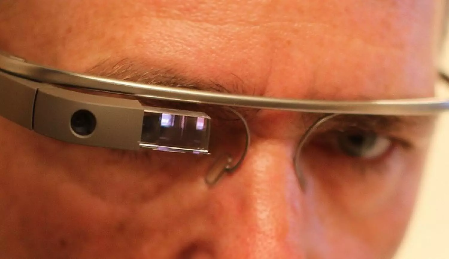 Google Glass entèfere ak kamera a