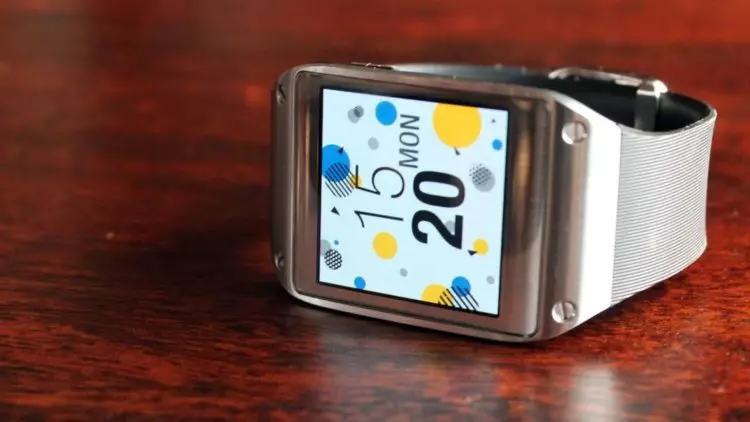 Hətta nüsxə istehsalçıları Galaxy Gear kimi deyil